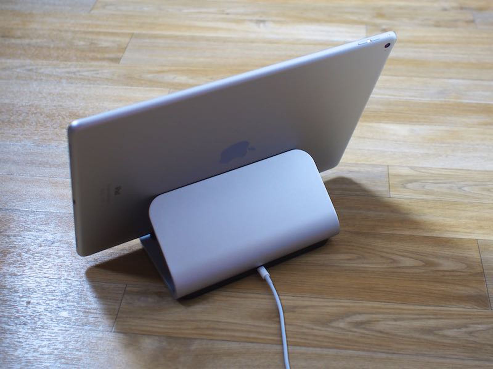 Logitech's 'Logi BASE' Stand Charges the iPad Pro Using the Smart ...