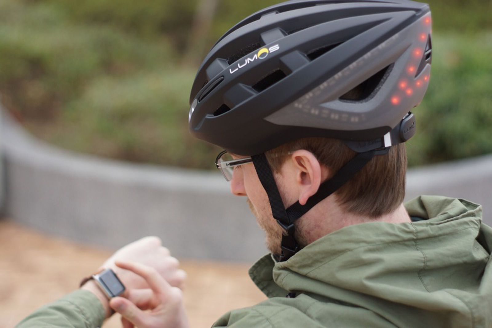Lumos Smart Bike Helmet With Smart Gesture Turn Signal Support Now ...