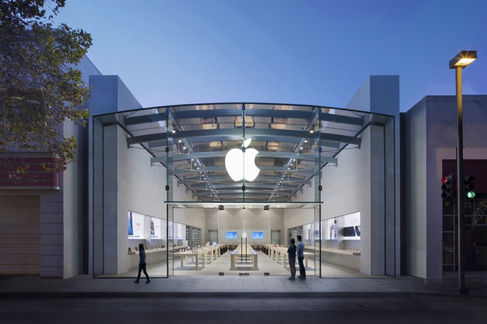 Arrest Warrants Issued for 17 People in $1M California Apple Store ...