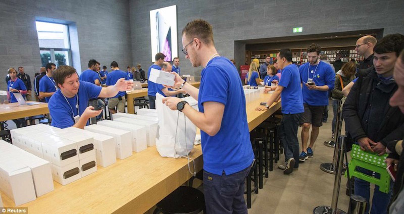 Lawsuit by Apple Retail Employees Over Off-the-Clock Bag Searches ...