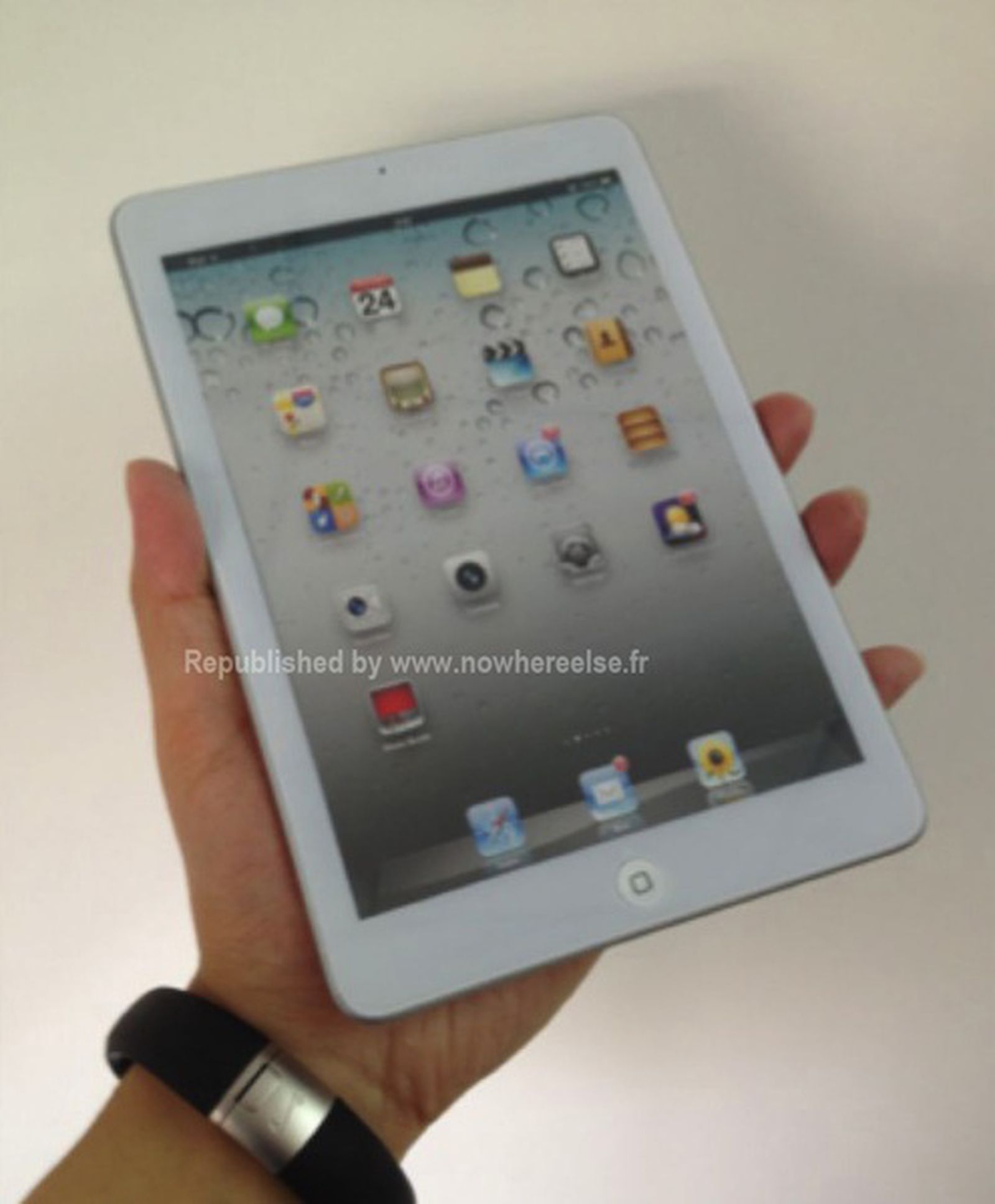 New Photos Show 'iPad Mini' Physical Mockup in Hand - MacRumors
