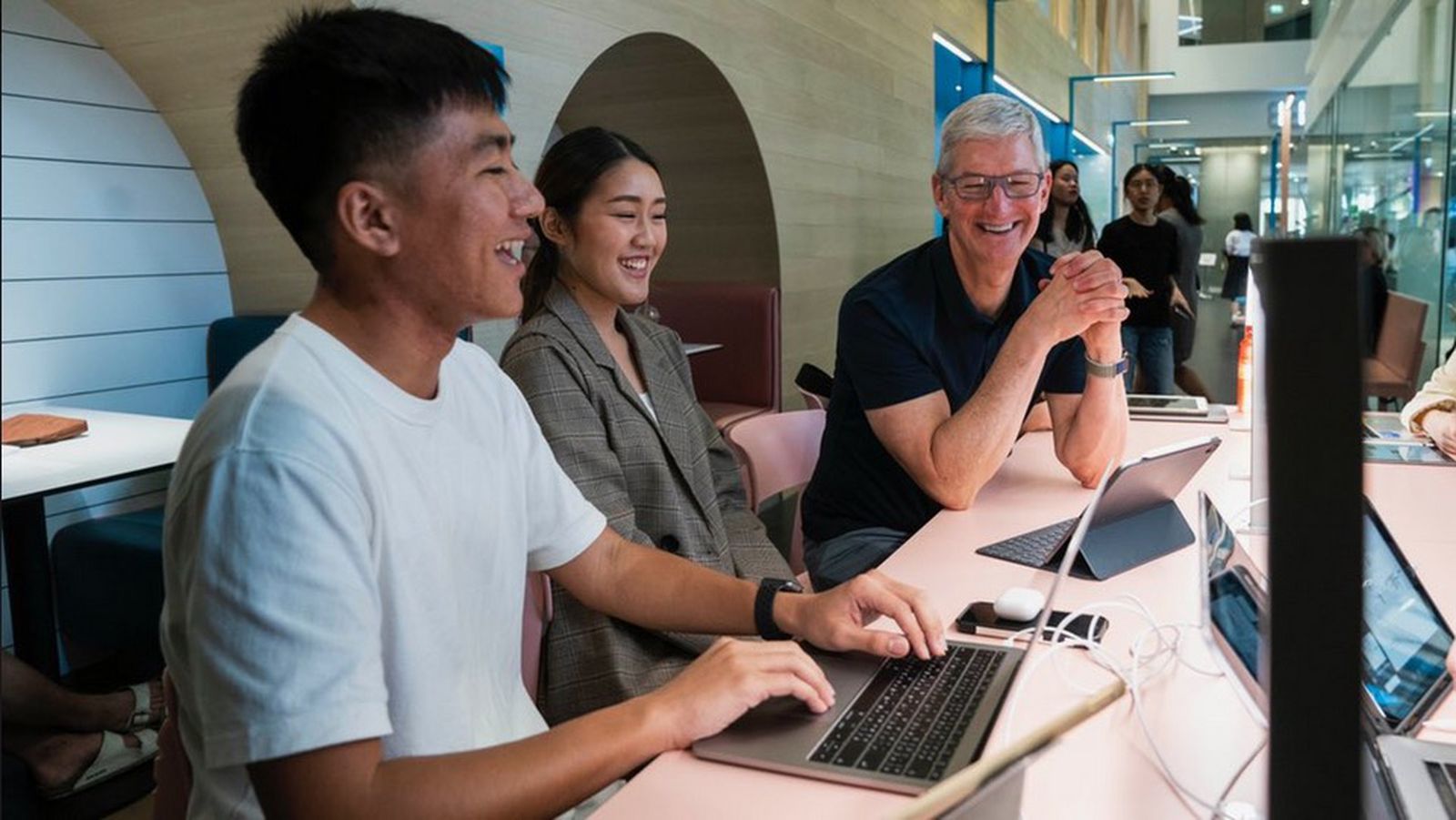 Tim Cook Visits Bangkok, Thailand to Meet With Photographers, Students ...