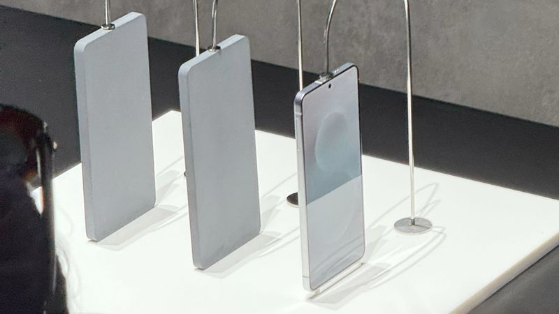Samsung Working on Super Thin 'Galaxy S25 Edge' to Compete With iPhone ...