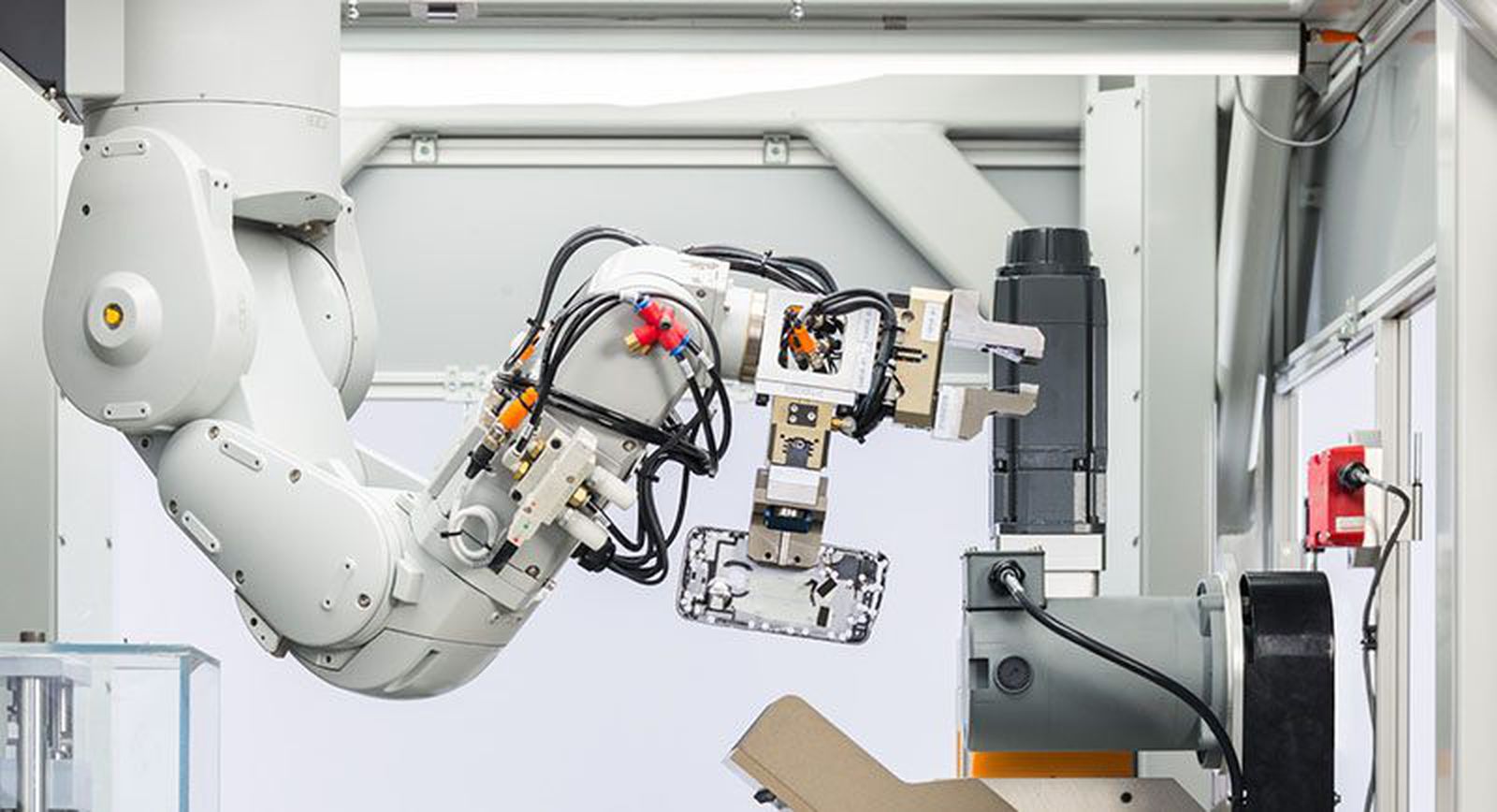 Apple Debuts New iPhone Recycling Robot Daisy and GiveBack Trade-In ...