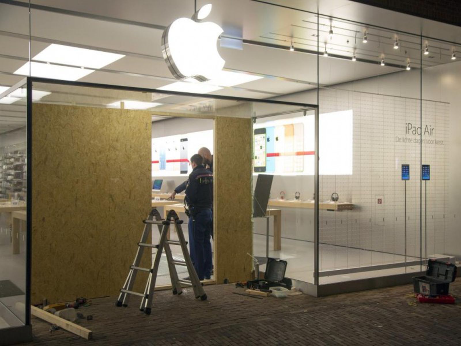 Recently Opened Dutch Apple Store in Haarlem Hit by Smash-and-Grab ...