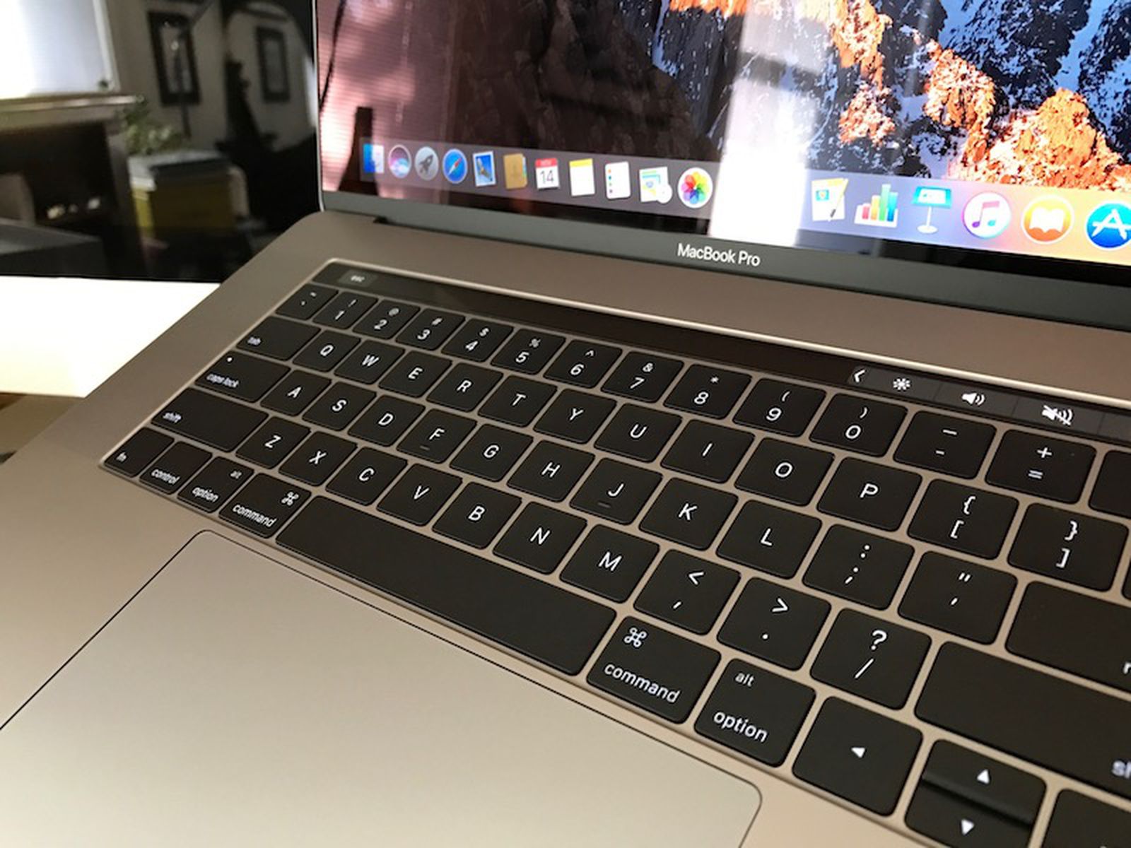 First Customers Begin to Receive New MacBook Pro With Touch Bar - MacRumors