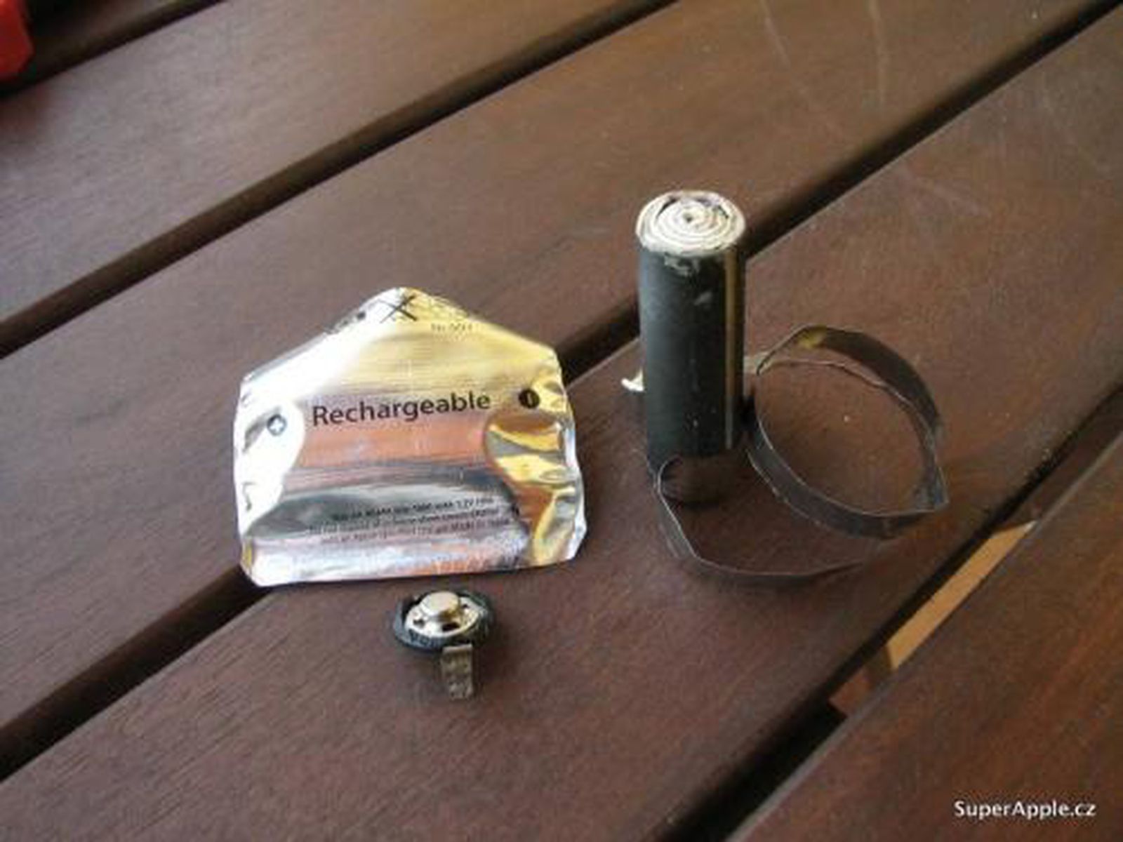 Apple's New Rechargeable AA Batteries Actually Sanyo Eneloops? - MacRumors