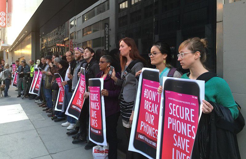 Rallies Take Place in Over 50 US Cities to Support Apple in FBI Case ...