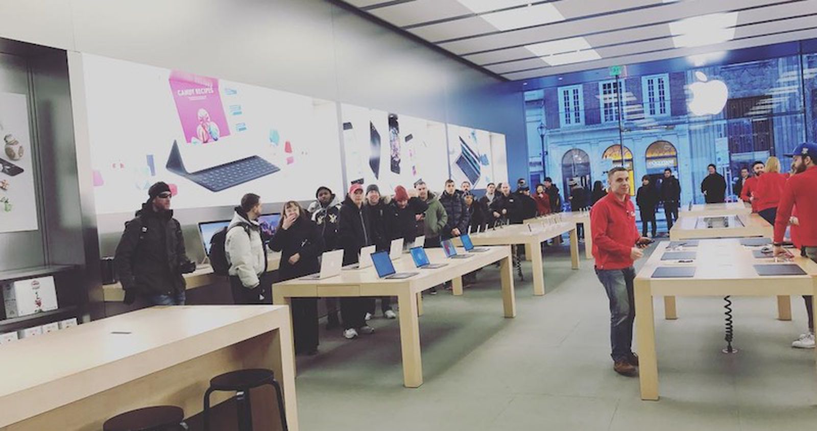 AirPods Launch at Apple Stores in United States as First Online Orders ...