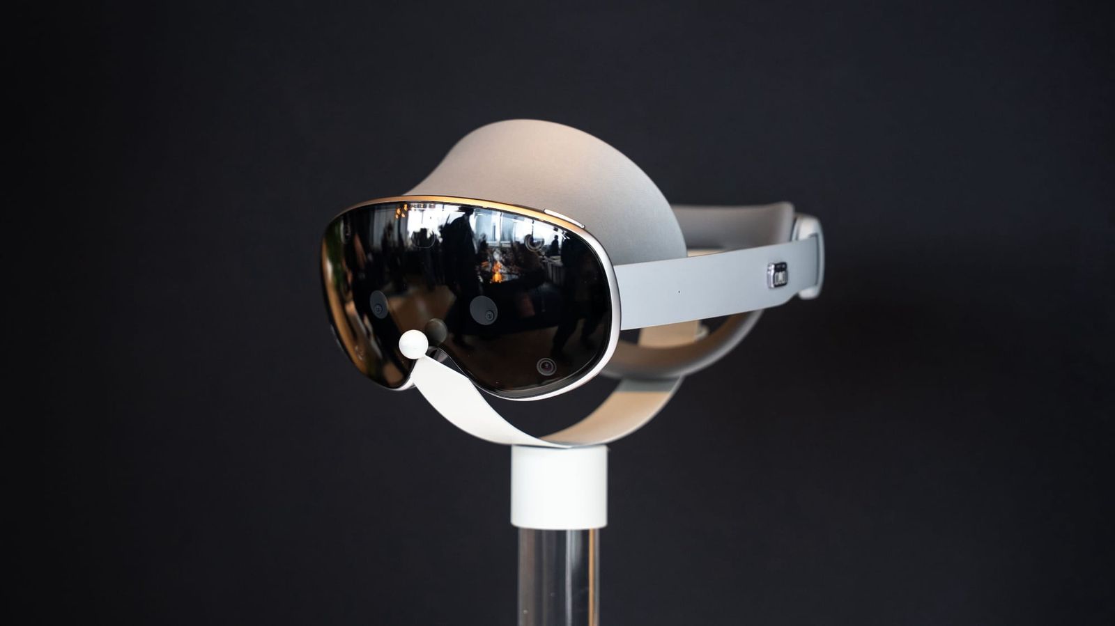 Samsung's Galaxy XR Mixed Reality Headset Now Available for $1,800 ...