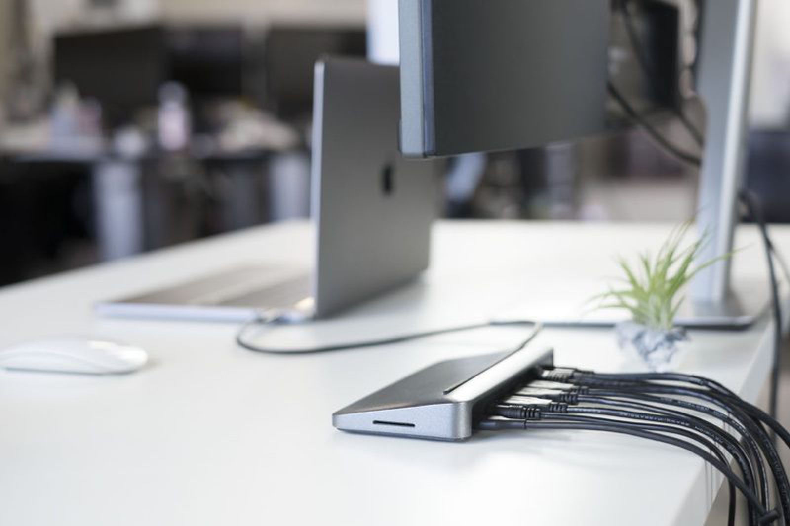 CES 2017: Henge Docks Debuts New Horizontal and Vertical Docking Stations for 2016 MacBook Pro ...