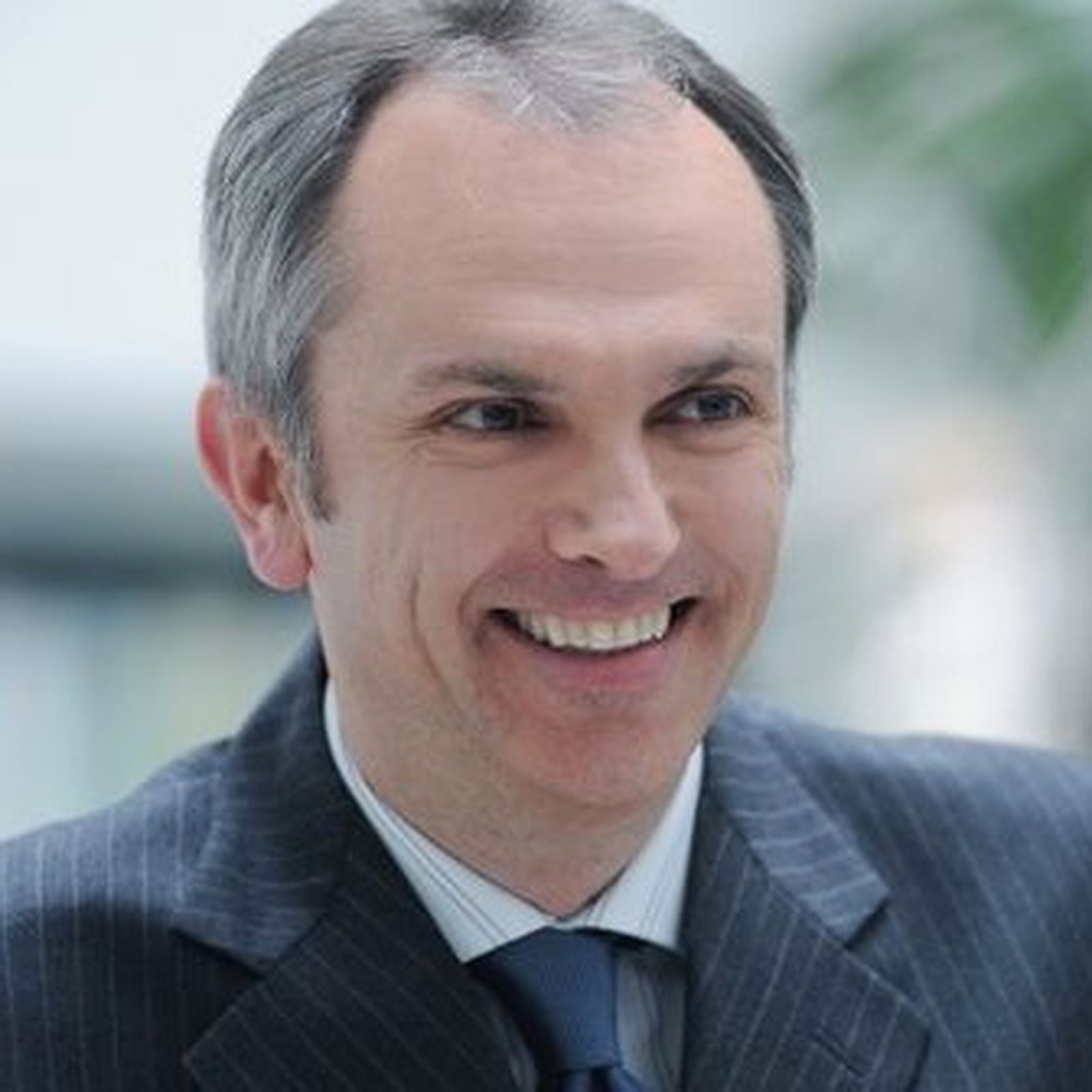 Apple's New Corporate Controller Luca Maestri Receives Stock Rights ...