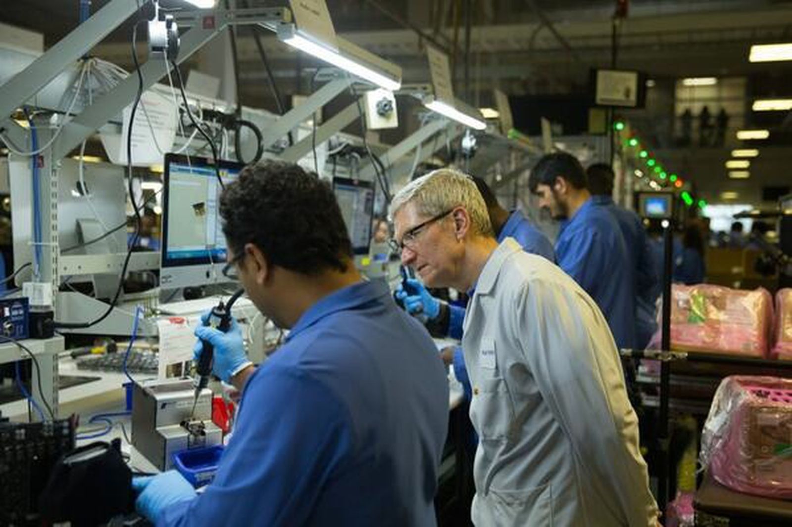 Tim Cook Visits Mac Pro Factory 'Loaded with American Manufacturing ...