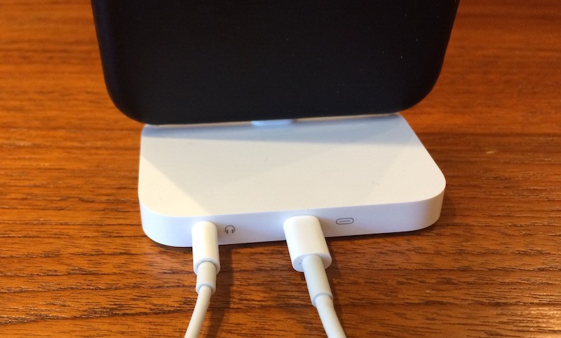 Apple iPhone Lightning Dock Review: Simple Design With Broad ...