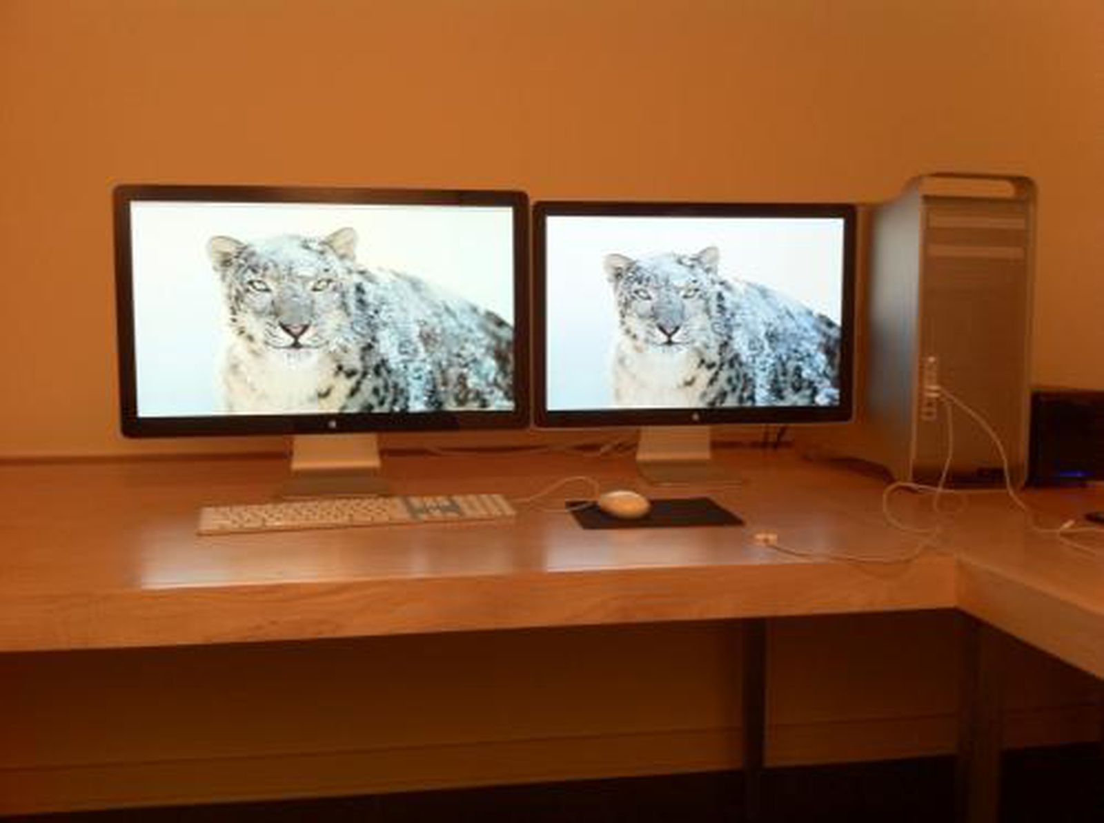 27-Inch LED Cinema Displays Photos and Impressions - MacRumors