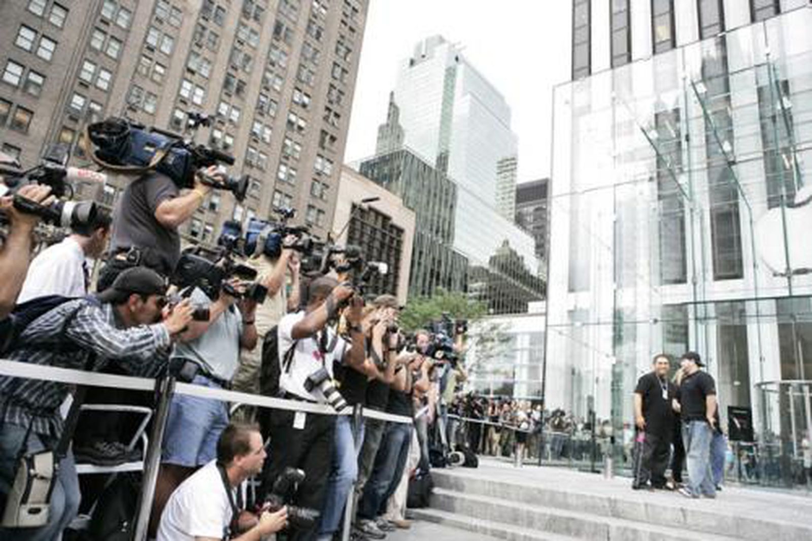 Apple Posts iPhone Launch Day Gallery - MacRumors