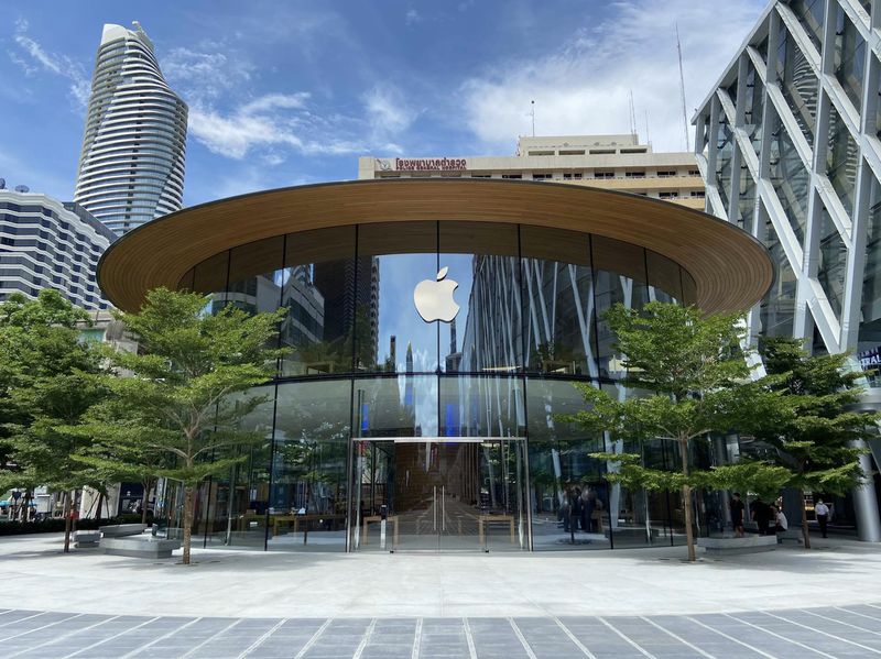 Apple's Second Retail Location in Thailand Removes Temporary Paneling ...
