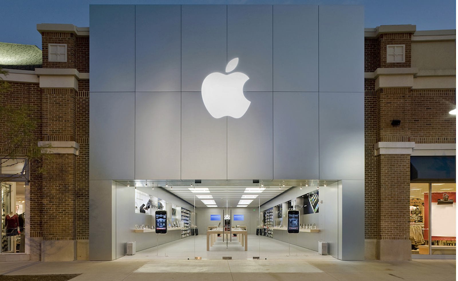 Authorities Charge 6 in Chicago Apple Store Traveling Fraud Scheme ...
