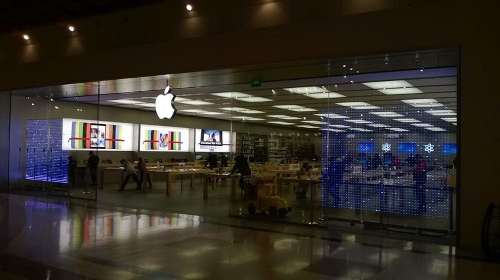 Apple Stores Being Updated With New 3D Window Displays - MacRumors