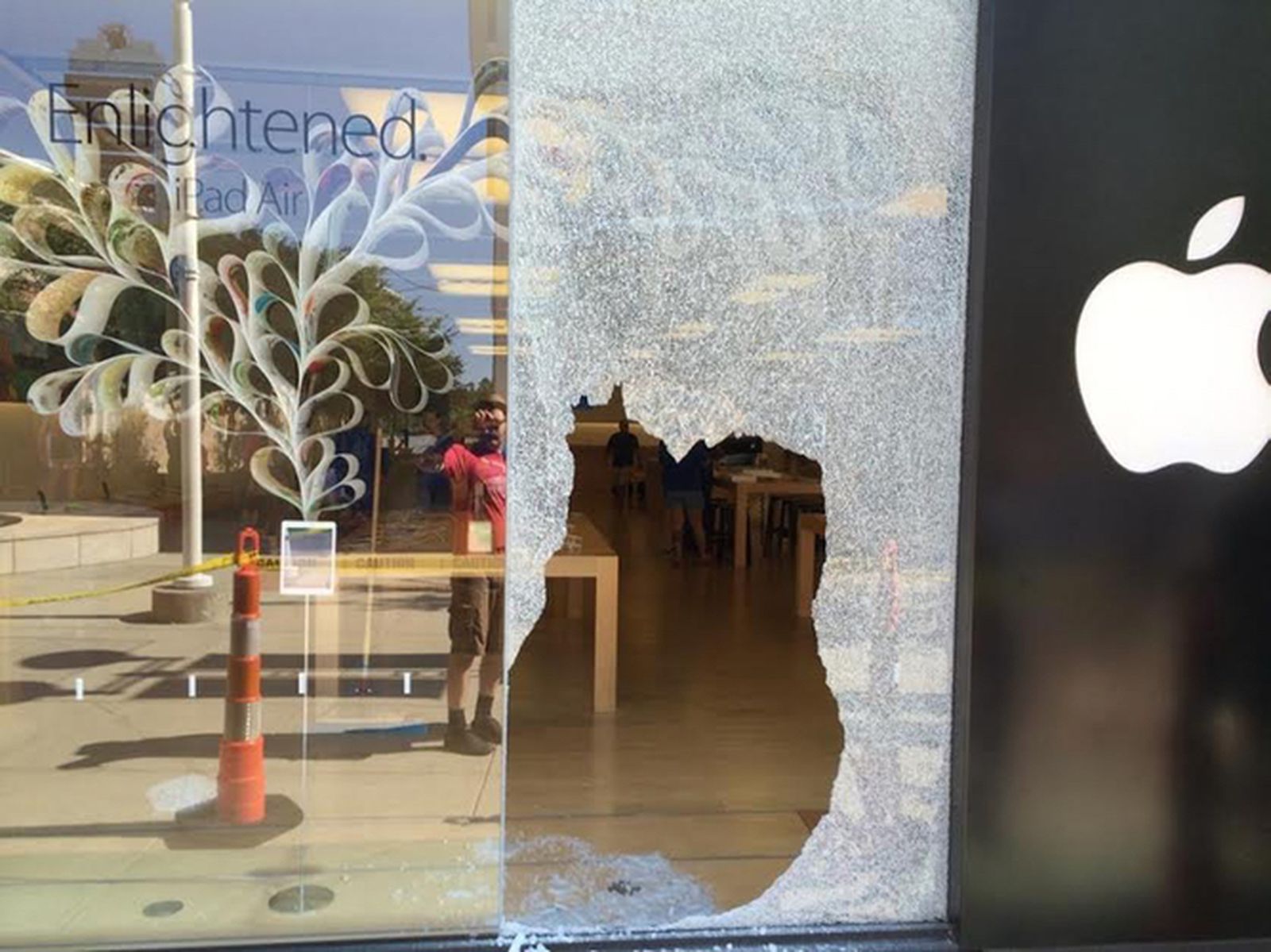 Thieves Target Durham, North Carolina Apple Store in Smash-and-Grab ...