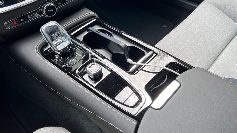 Hands-On With Volvo's Dual-Screen Apple Maps CarPlay Experience - MacRumors