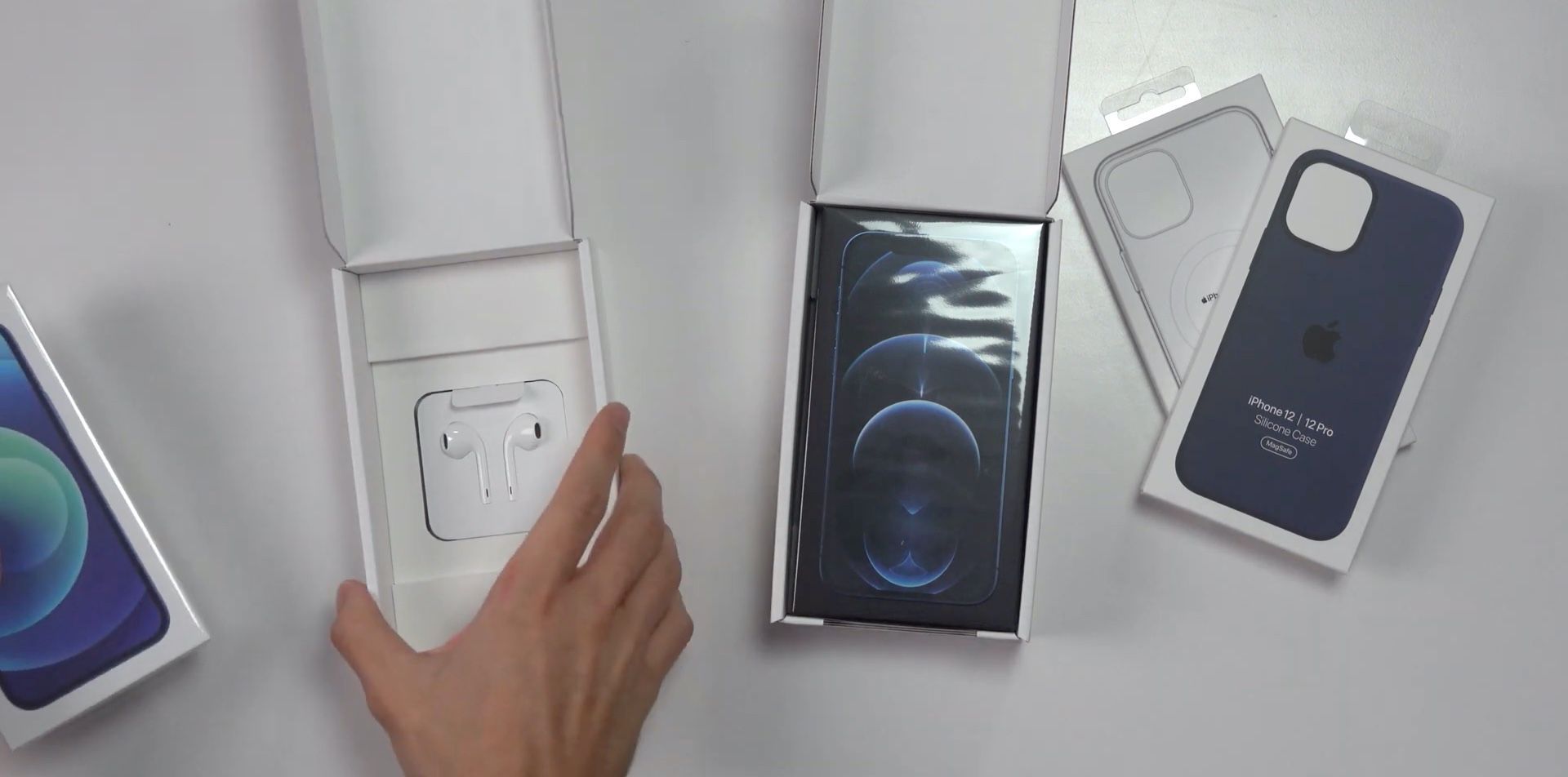 French iPhone Boxes Come Packed in an Outer Box With Separate EarPods ...