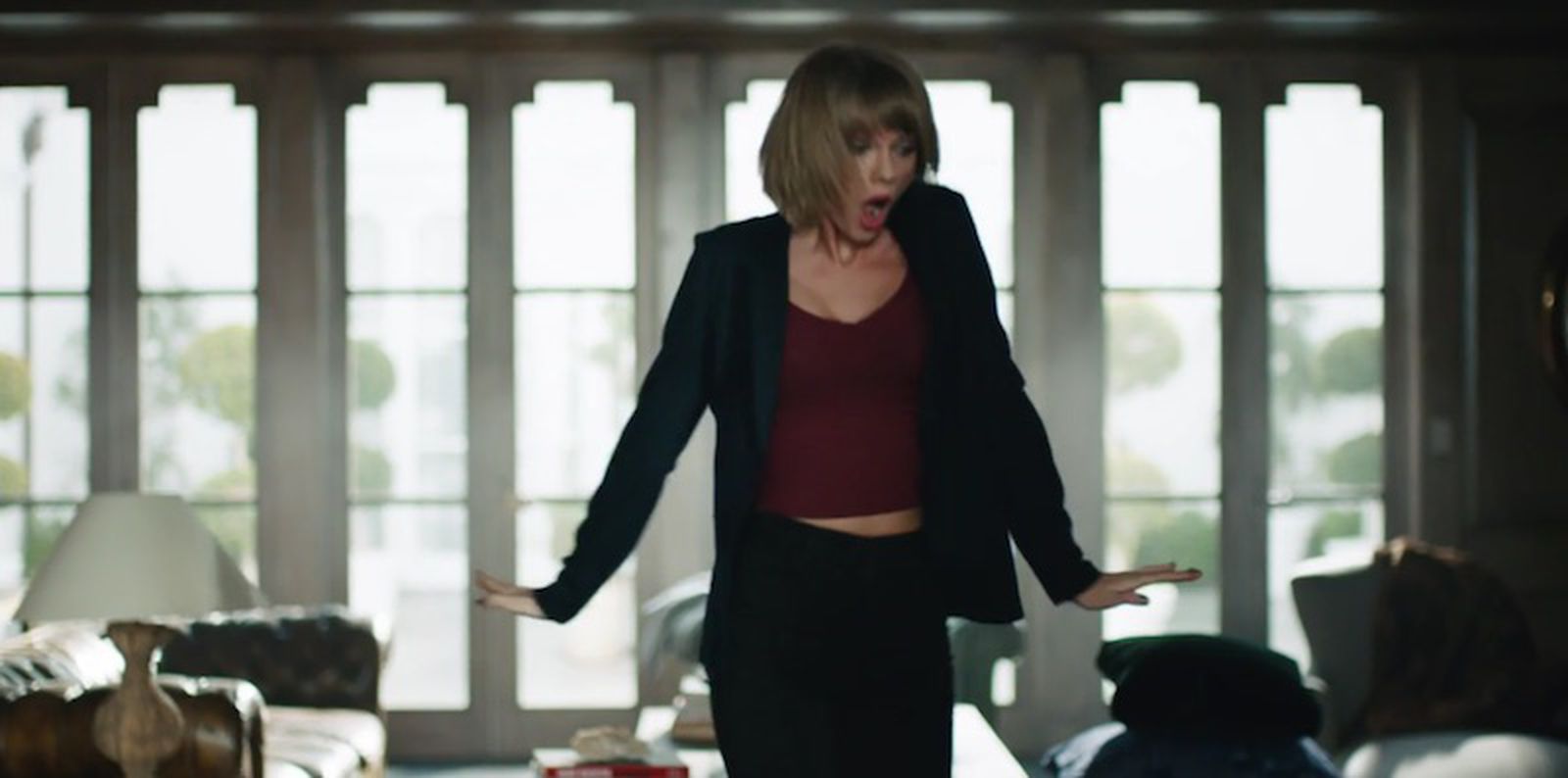 Taylor Swift Dances Like No One's Watching in Newest Apple Music Ad ...