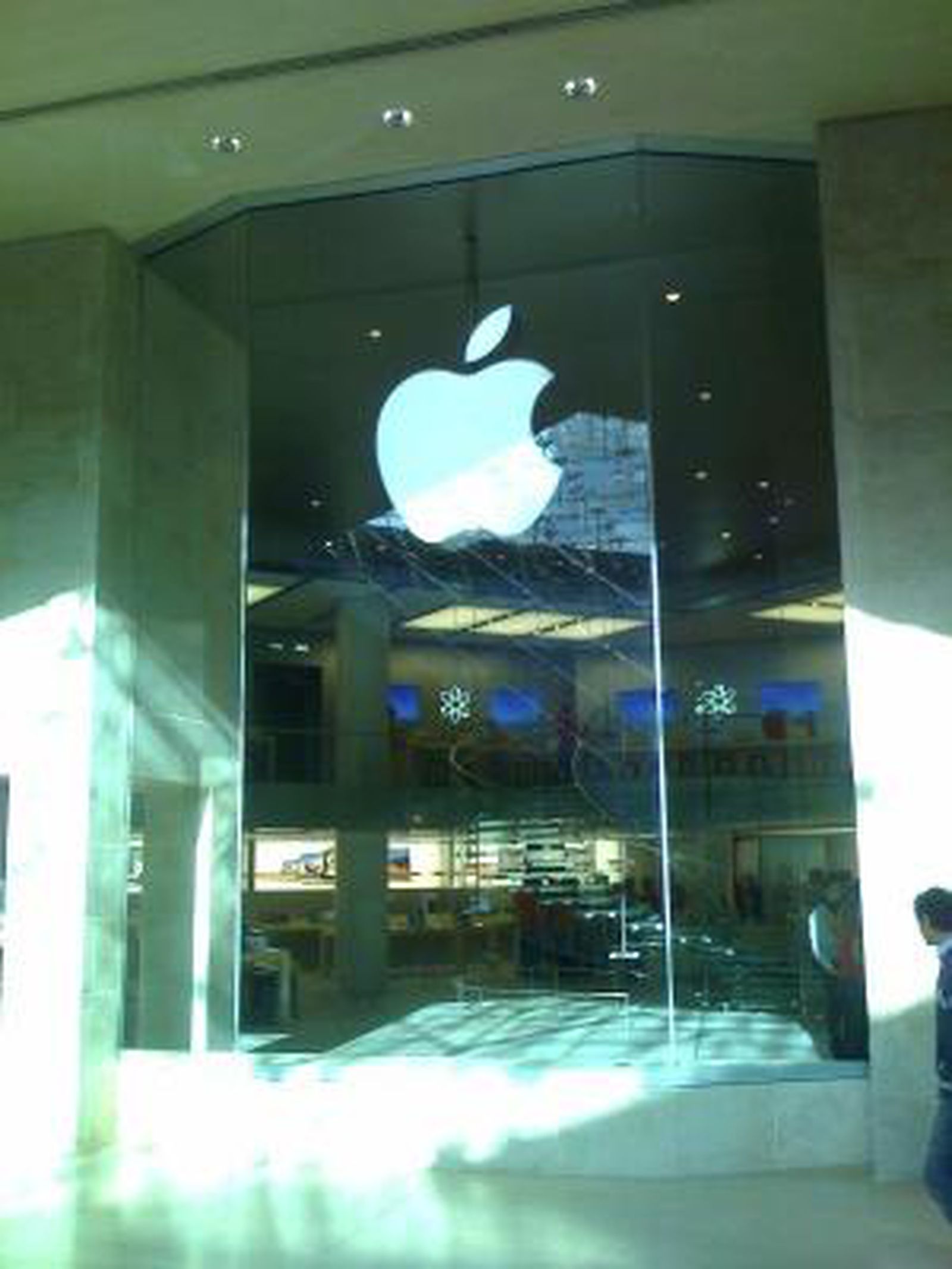 Apple Set to Open First Retail Store in France - MacRumors