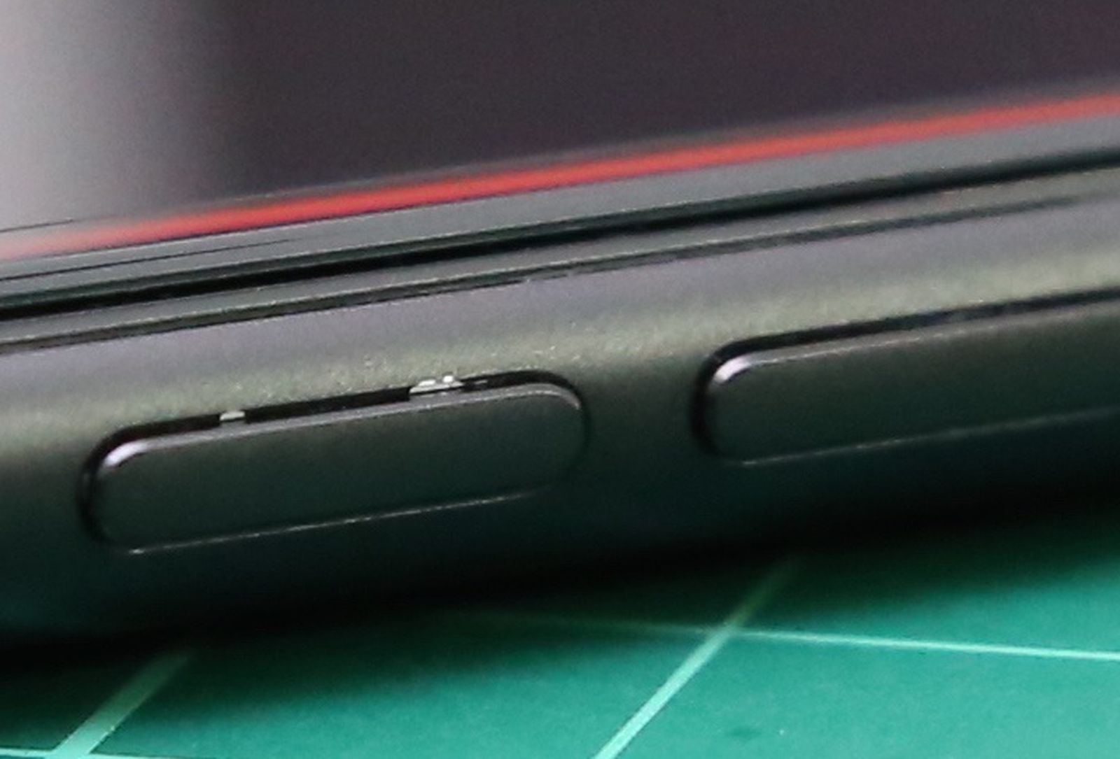 Matte Black iPhone 7 Users Complain About Chipped, Peeling Paint ...