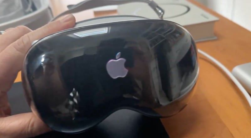 Here's What It Looks Like When You Install a visionOS Update on Apple ...