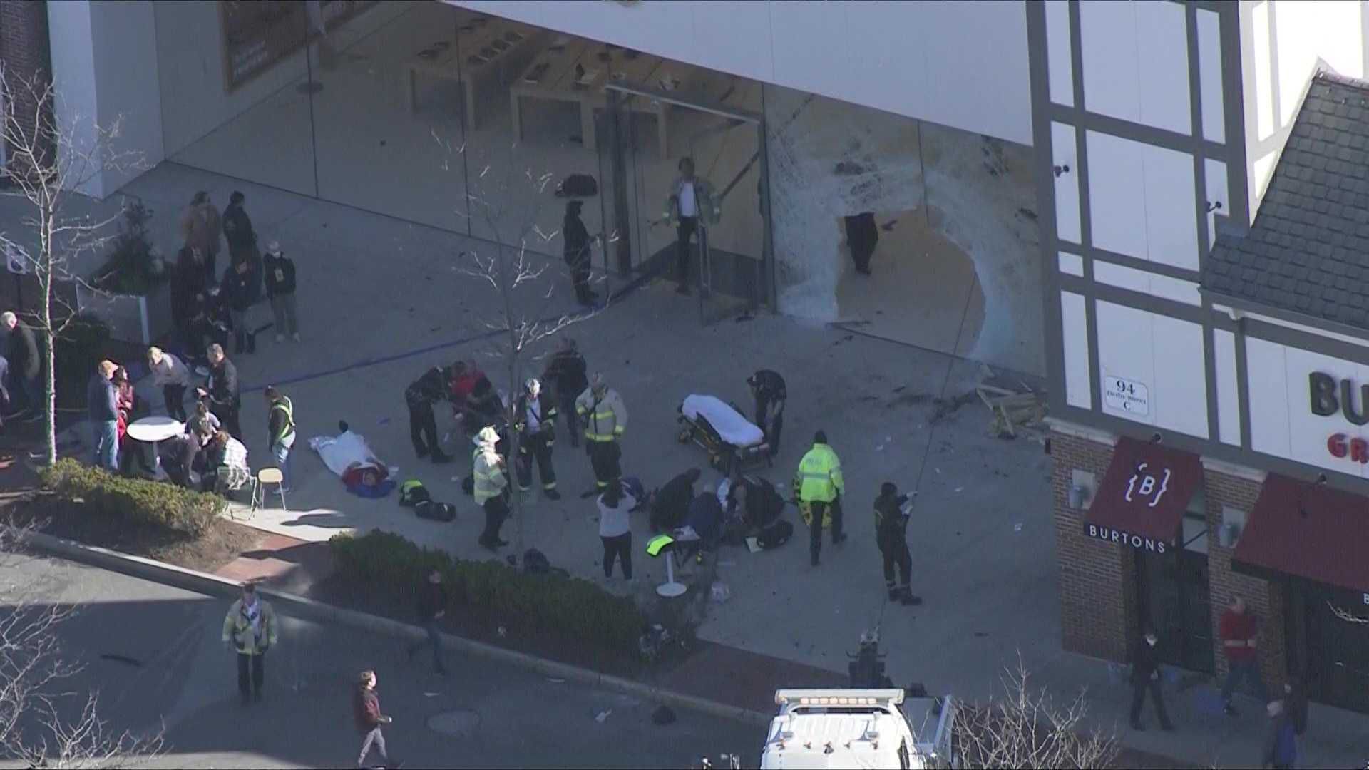 Apple Ceo Tim Cook Visits Victims Of Last Weeks Apple Store Crash