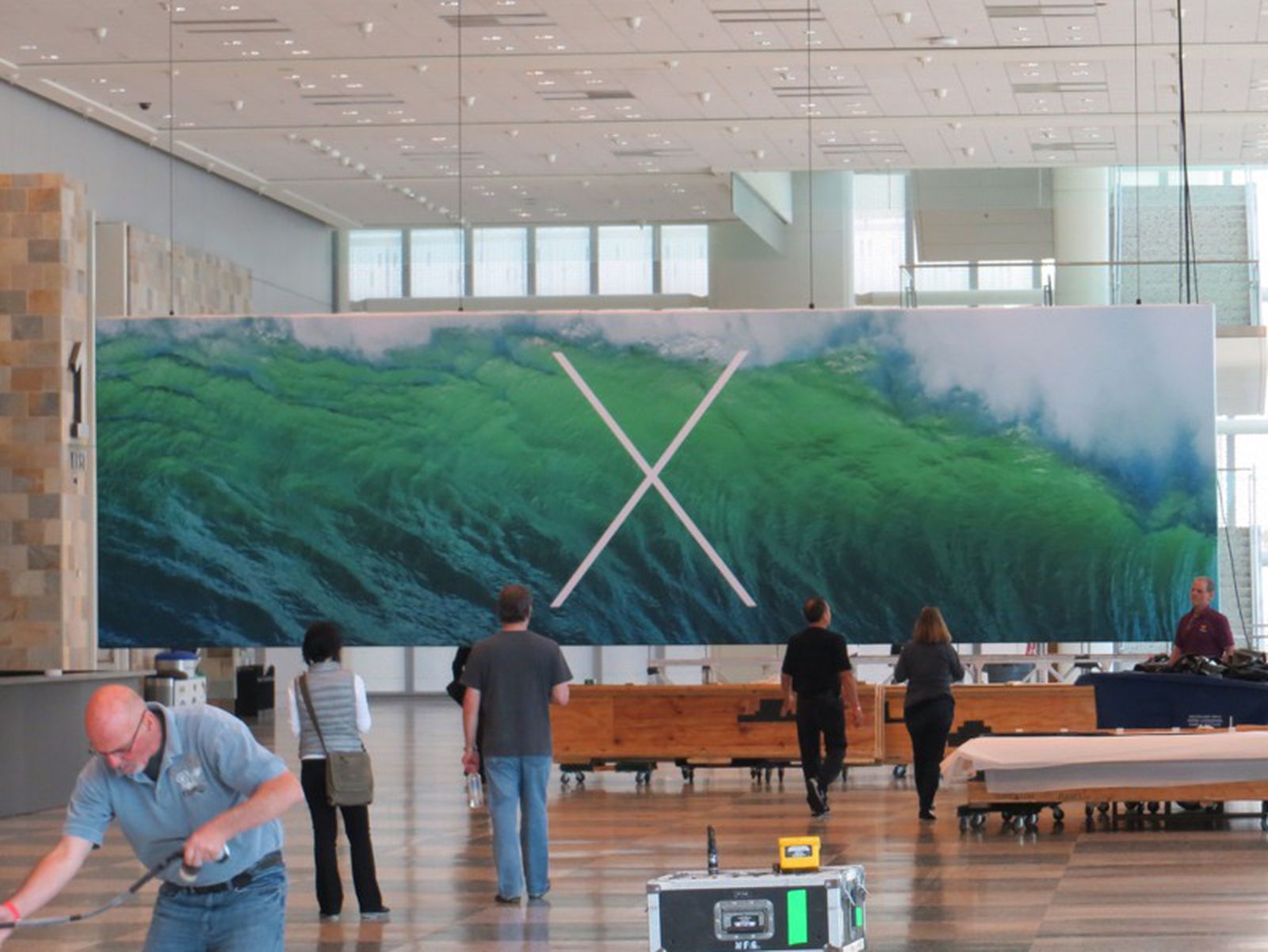 Wave-Themed OS X Banner Goes Up at Moscone West for WWDC 2013 - MacRumors