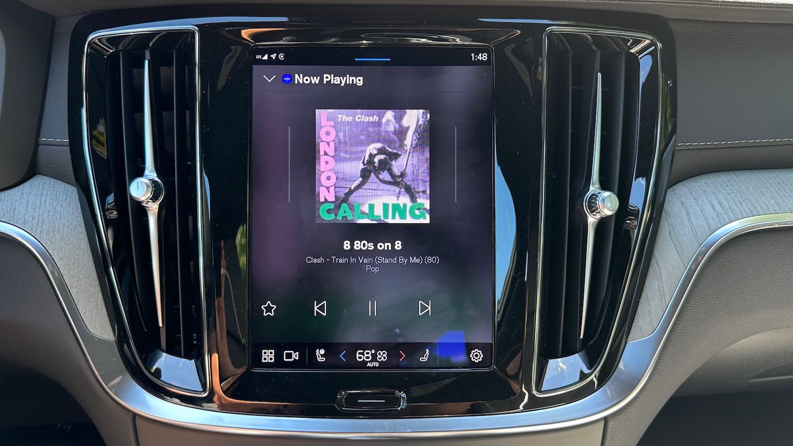 Hands-On With Volvo's Dual-Screen Apple Maps CarPlay Experience - MacRumors