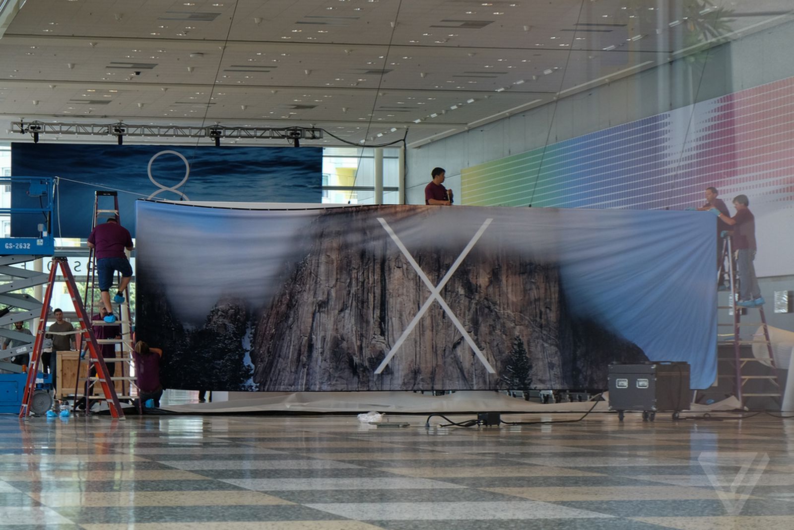 First OS X 10.10 Banner Goes Up at Moscone Featuring Yosemite - MacRumors