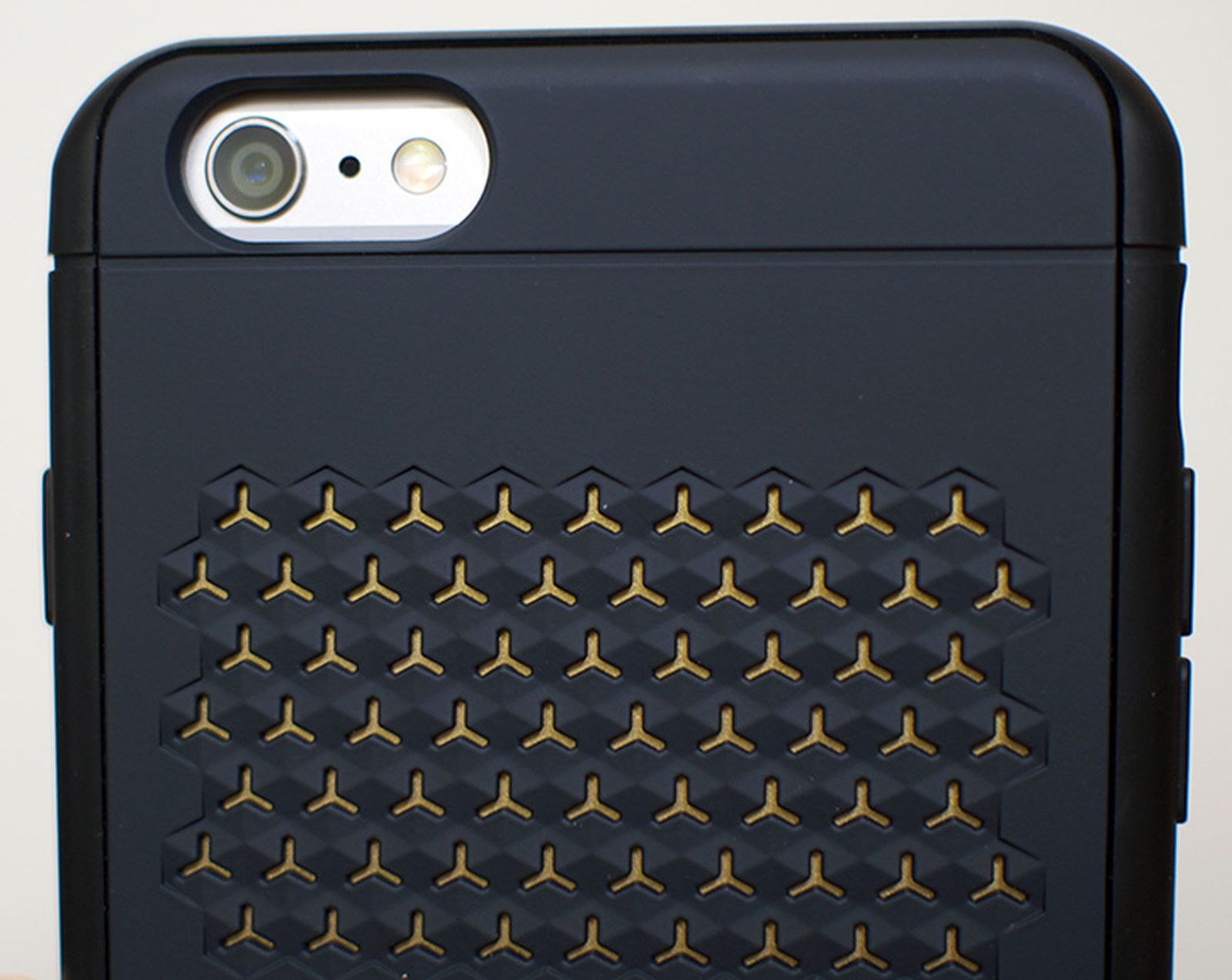 Hands-On With the Reach79 Signal Boosting Case - Does It Work? - MacRumors