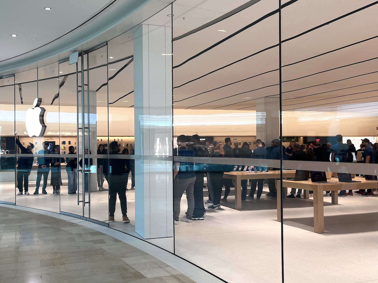 Canadian Apple Store Logo