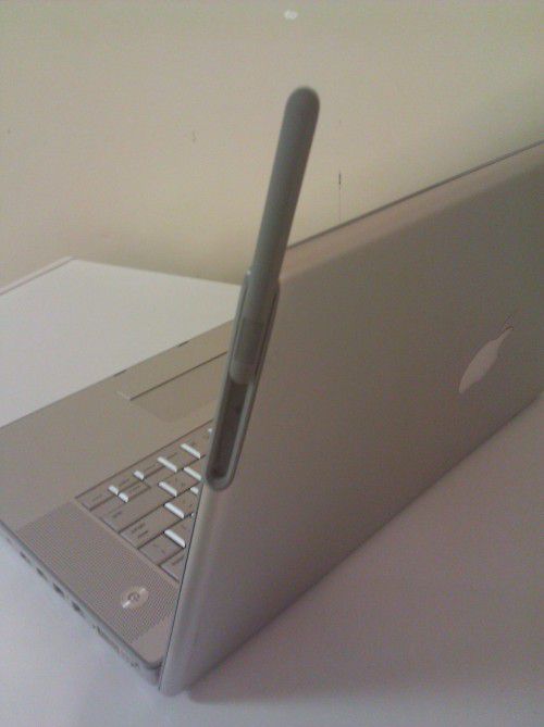 Photos of a Prototype MacBook Pro with Integrated 3G Cellular Modem ...