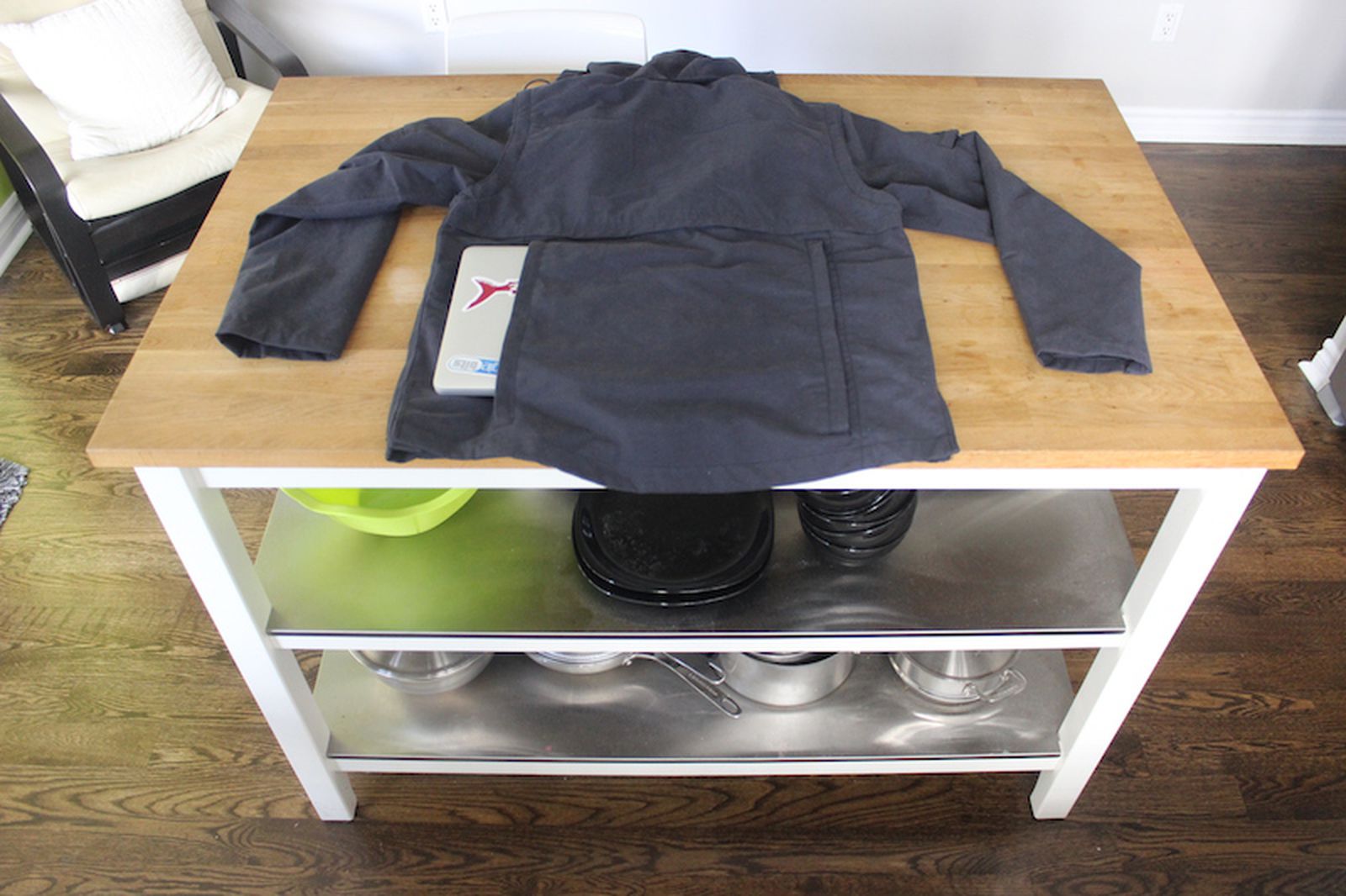Review: AyeGear's J25 Jacket Holds a MacBook, Two iPhones, Two iPads ...