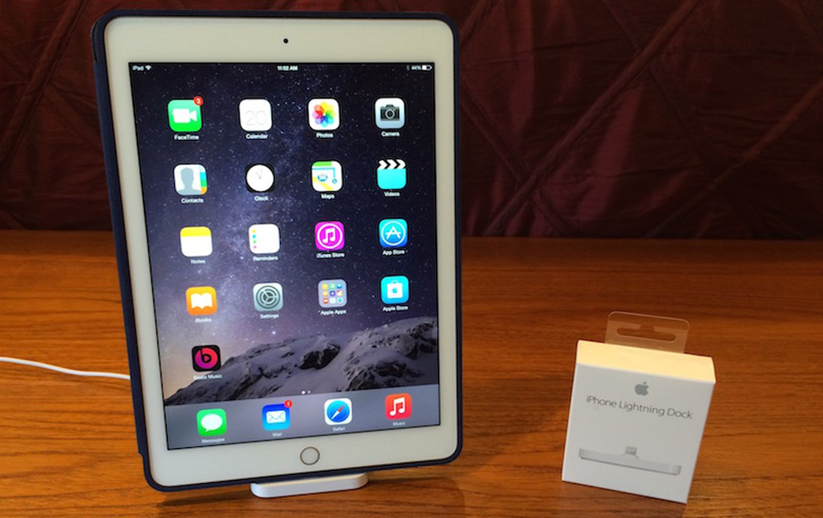Apple iPhone Lightning Dock Review: Simple Design With Broad ...