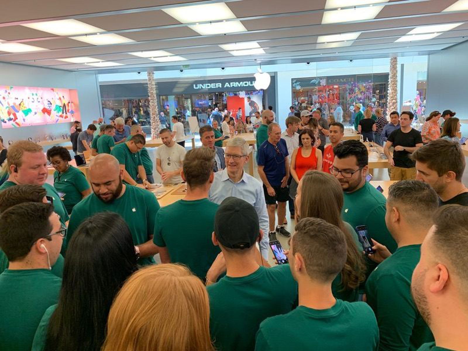 Apple CEO Tim Cook Visits Florida Apple Store and Meets WWDC Scholar ...