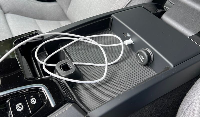 Práctico con la experiencia Apple Maps CarPlay de pantalla dual de Volvo