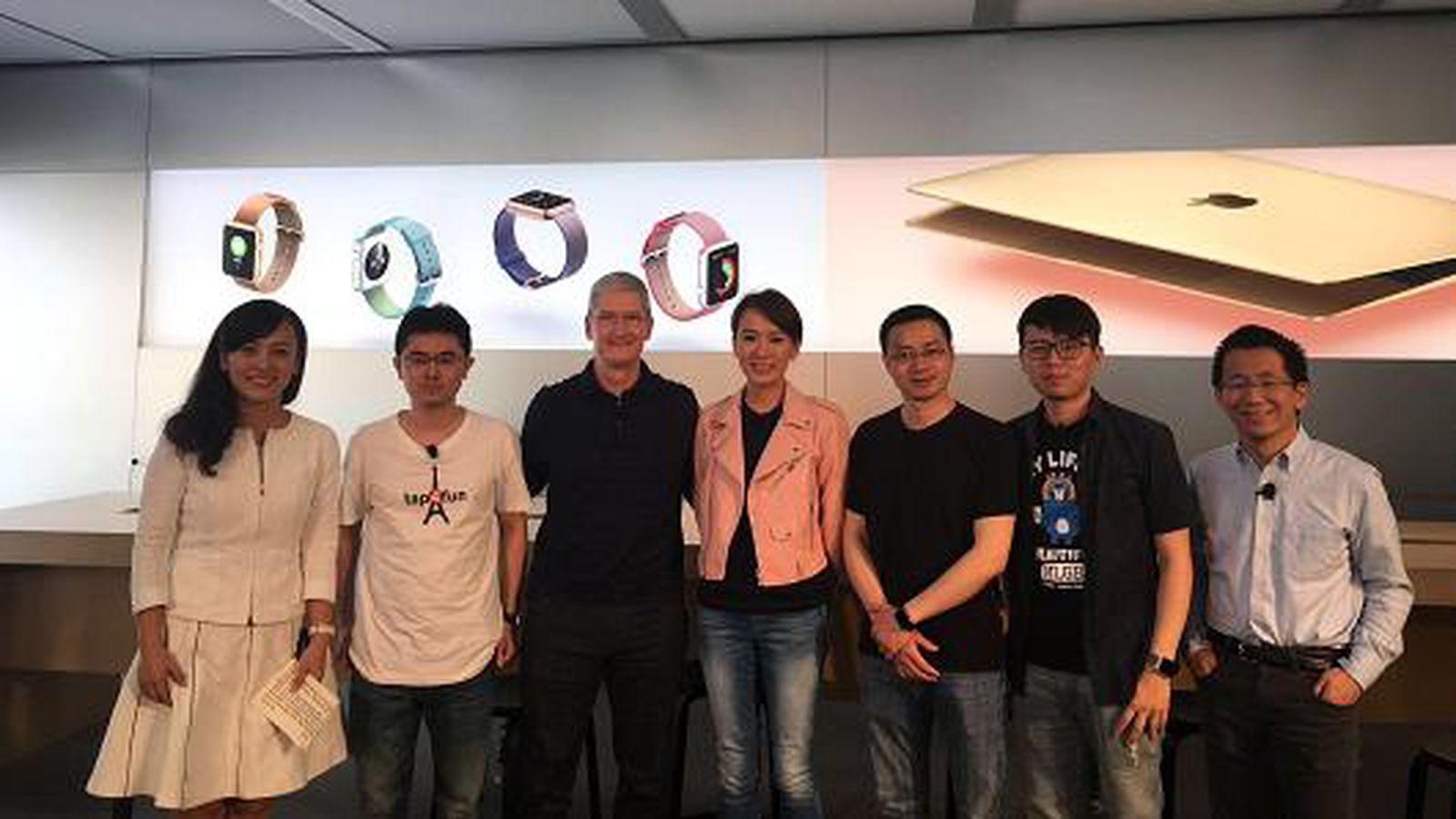 Tim Cook Visits Beijing, Shares Ride to Apple Store Using Didi Chuxing ...