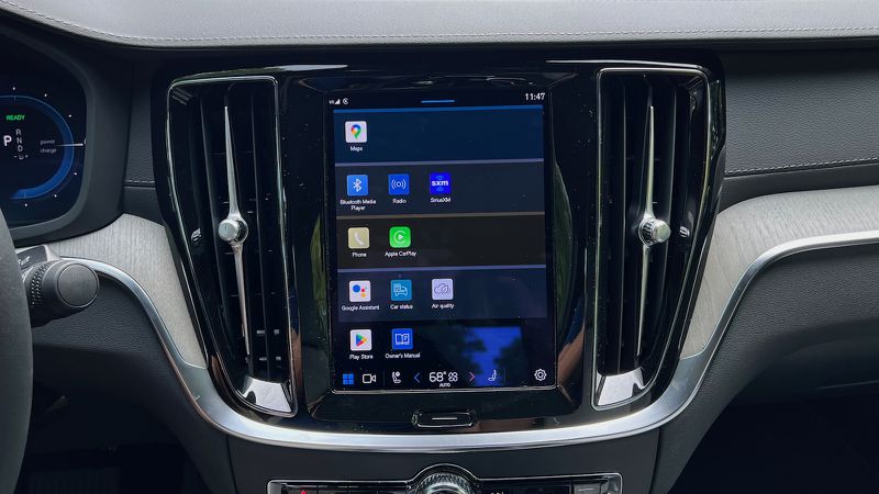 Hands-On With Volvo's Dual-Screen Apple Maps CarPlay Experience - MacRumors