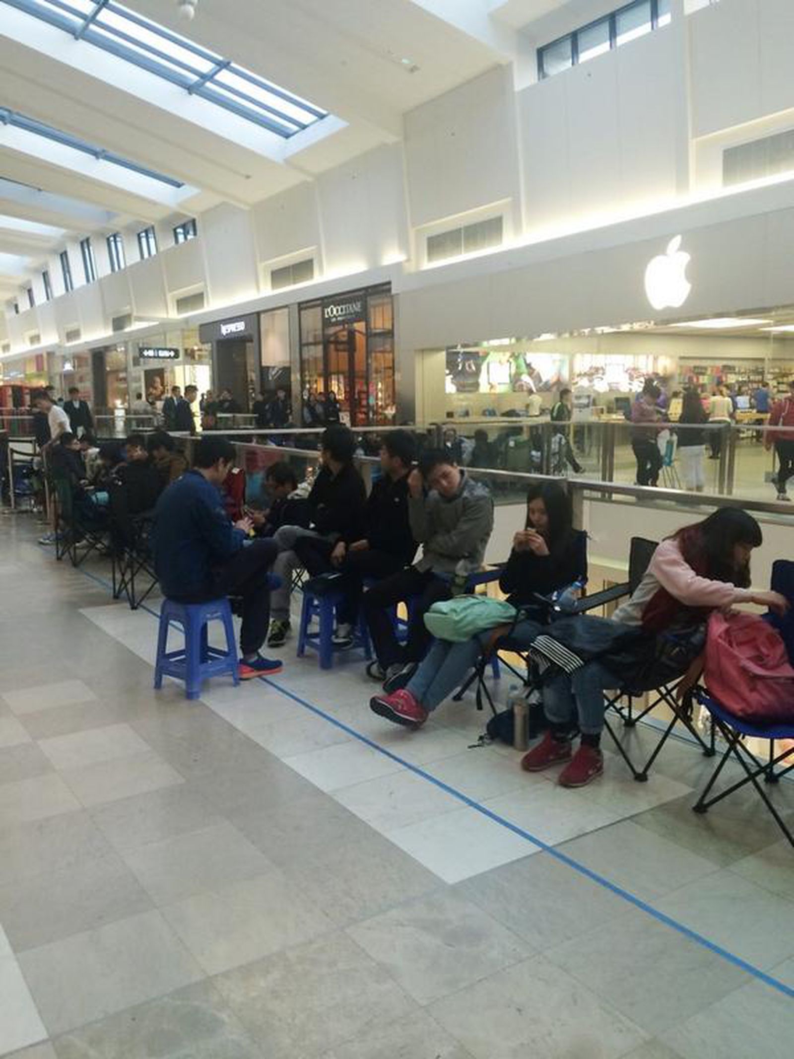 Long Lines Forming for iPhone 6 and 6 Plus Launch in Australia - MacRumors