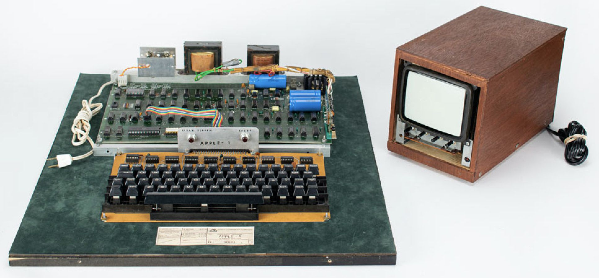 Rare Fully Functional Apple-1 Computer Fetches Over $450,000 at Auction ...