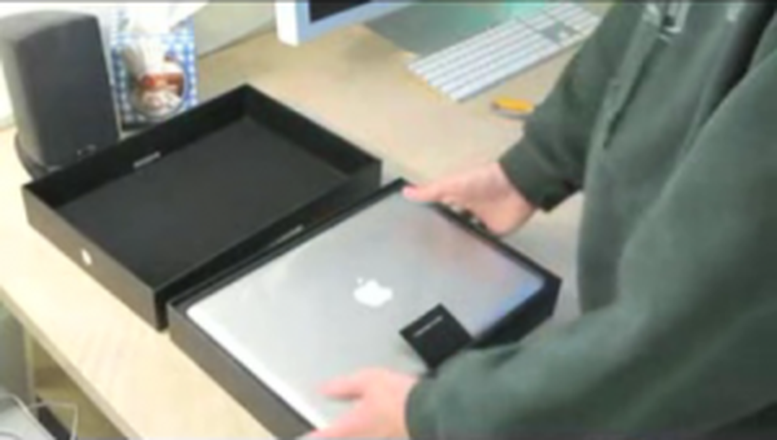 Unboxing Video of MacBook Air, More Notes - MacRumors