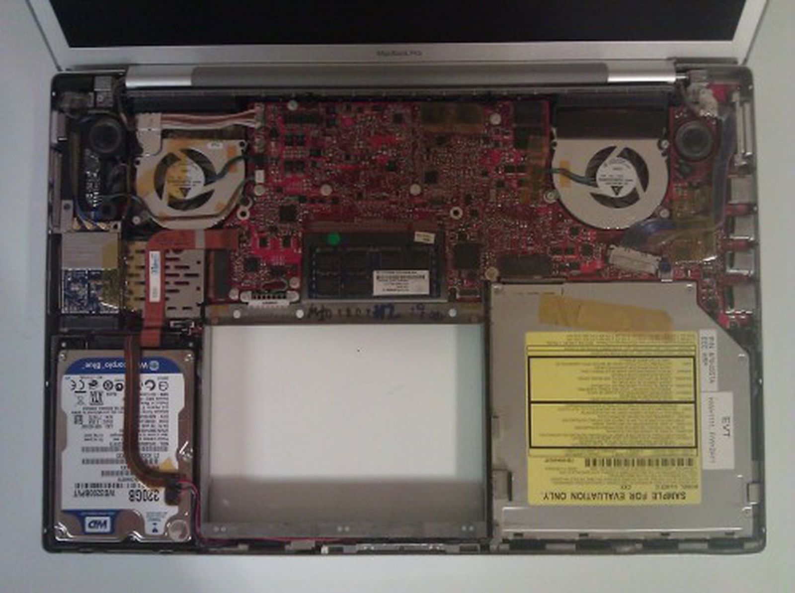 Photos of a Prototype MacBook Pro with Integrated 3G Cellular Modem ...