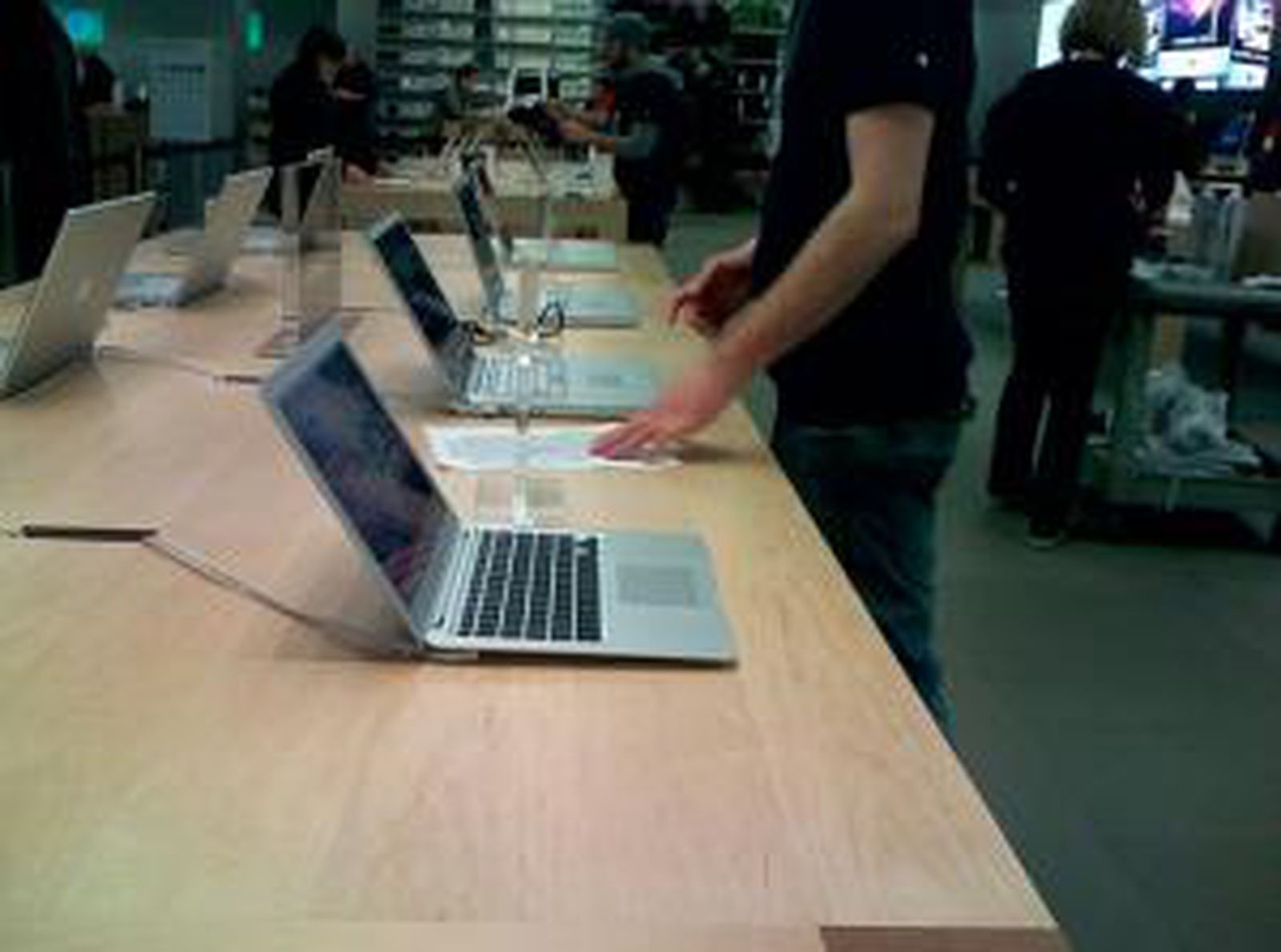 MacBook Airs On Display at Apple Stores, Disassembly Photos - MacRumors