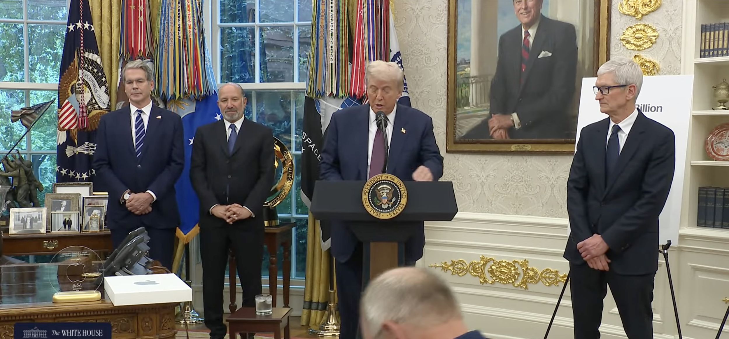 Apple CEO Tim Cook Gives Trump a Gift Made of Pure Gold - MacRumors